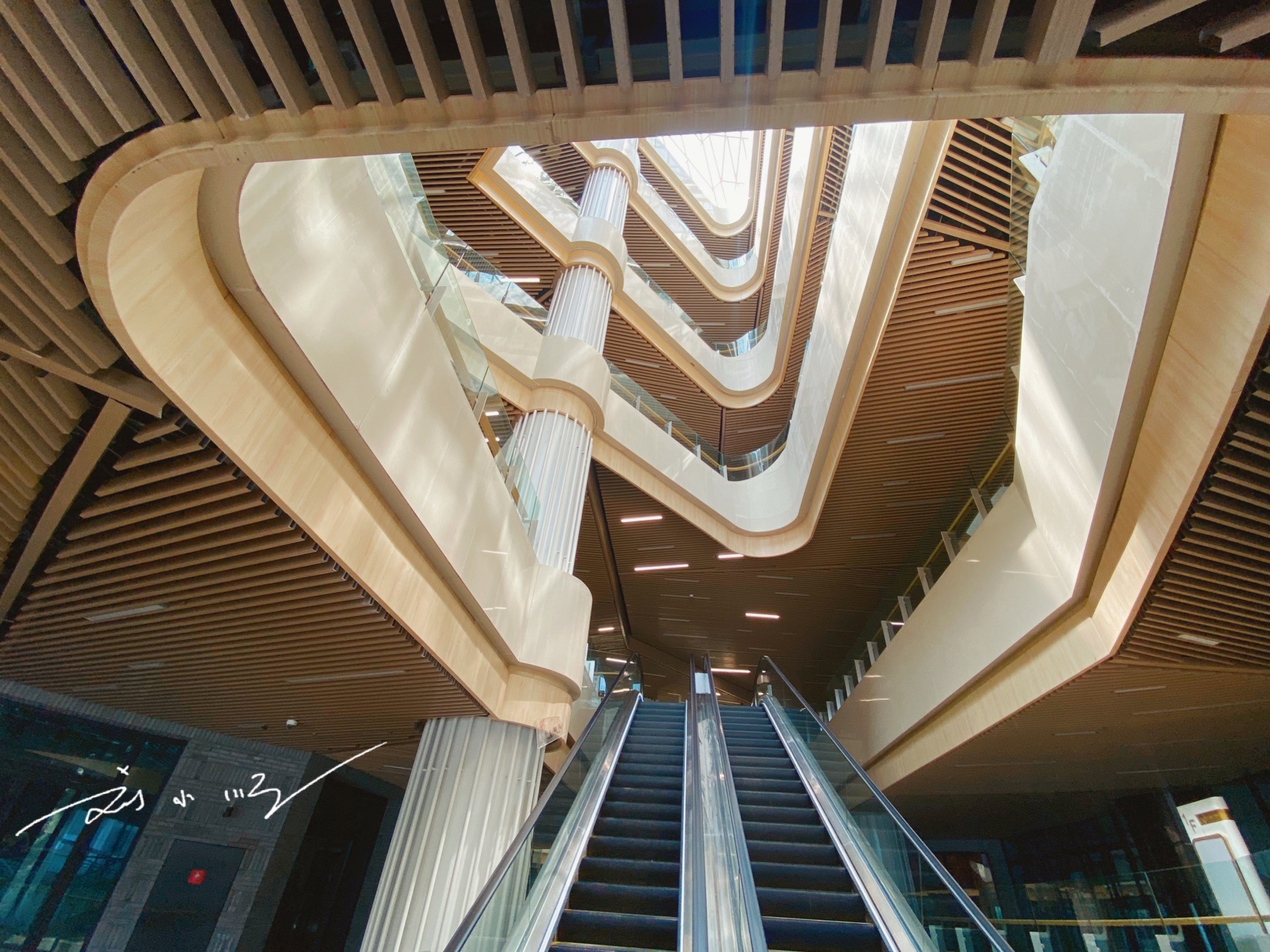 There is a strange shopping mall in Jiulongpo, Chongqing. It looks tall ...