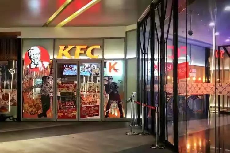 Many men love to sleep in the KFC in Shanghai, eating, drinking, and ...