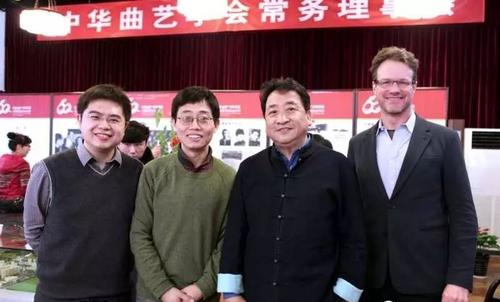 Jiang Kun's foreign apprentice holding a red hand, after 20 years of ...