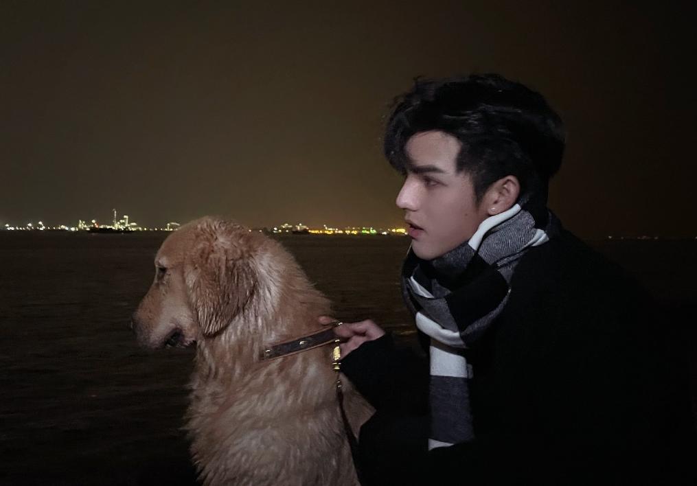 Internet celebrity Yin Shihang appeared in a school, was surrounded by ...