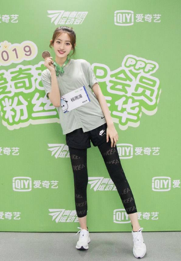 Yang Yutong became more and more bold after becoming popular. The black gauze skirt was so thin ...