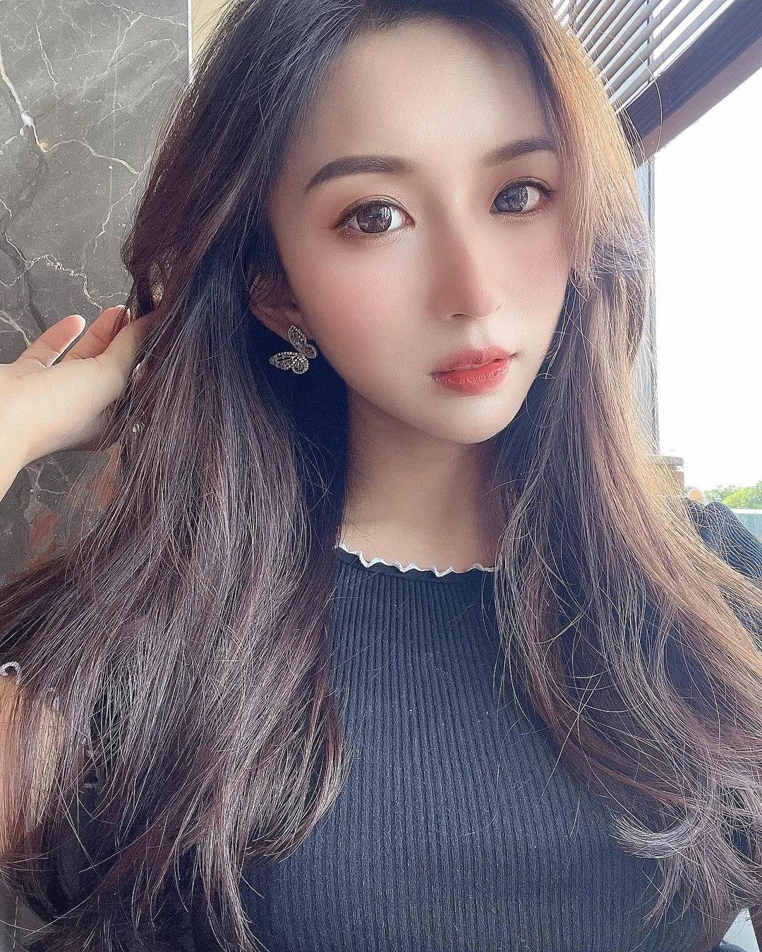 Ashley Cheung, the model, the skin is like fat, the face is like white ...