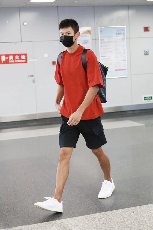 Ning Zetao appeared at the airport, with a bright red T-shirt ...