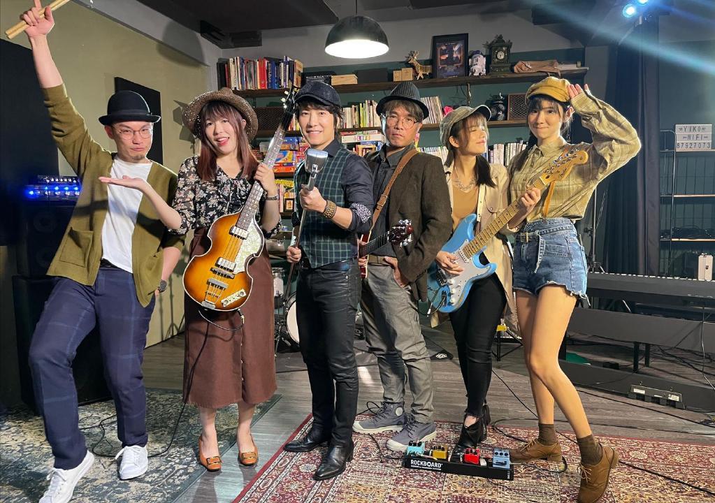 With the "Nine Hundred and Ninety-Nine Roses" bursting into flames, Li ...