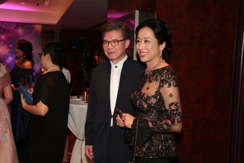 Kelly Chen takes her 72-year-old mother to go shopping. Mother Chen is ...