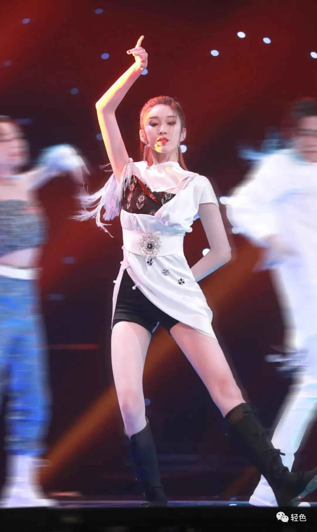 Liu Lingzi is a light mature woman, her milk is tender and watery - iNEWS