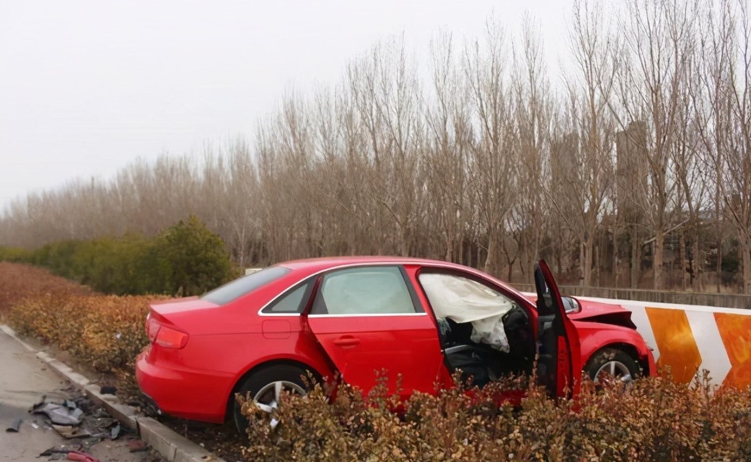 It's not "cute" anymore. Wuling Hongguang MINI EV traffic accident ...