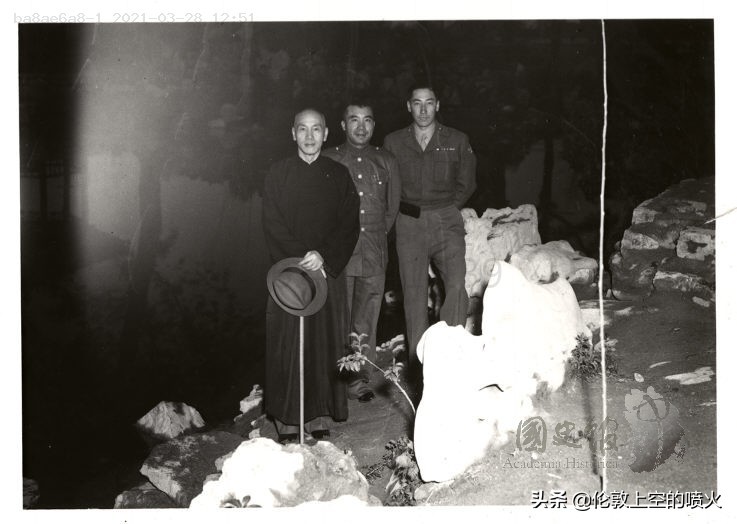 What kind of military uniform did the Kuomintang wear during the ...