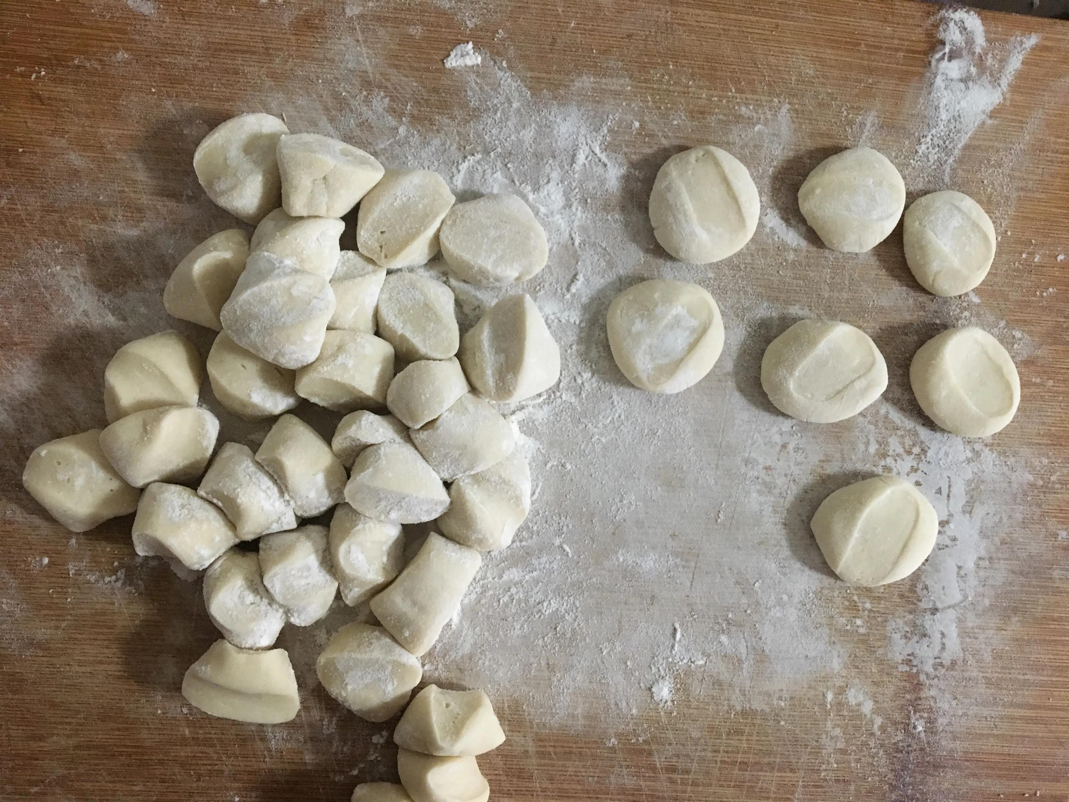 Rolling out the dumpling skin is called diy making dumplings - iNEWS