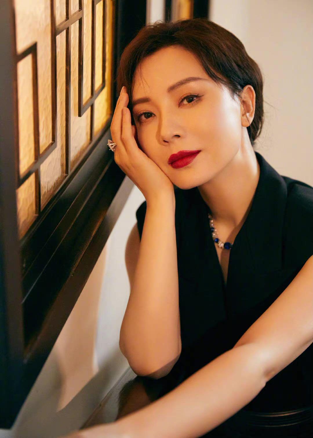 The 44-year-old Chen Shu appeared for public welfare. The black V-neck ...