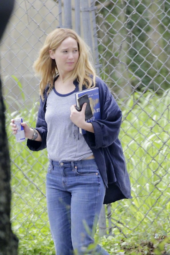 30-year-old Jennifer Lawrence appeared on the set with a haggard look ...