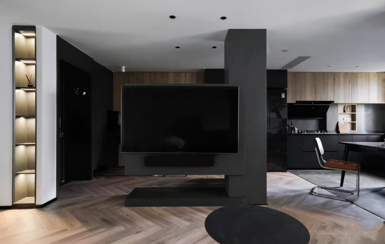 Bare load-bearing columns can decorate the space with a little design ...