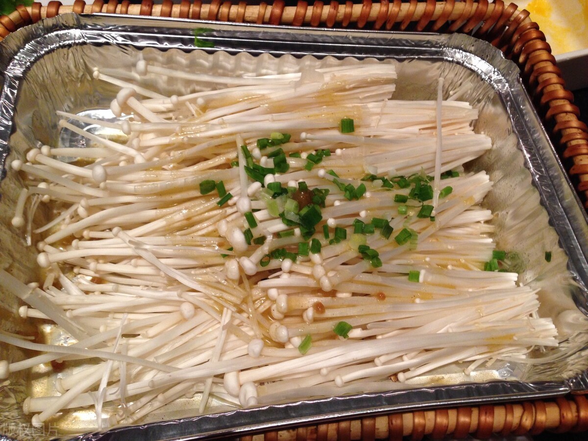 The must-try grilled enoki mushrooms for small barbecues can be made in ...