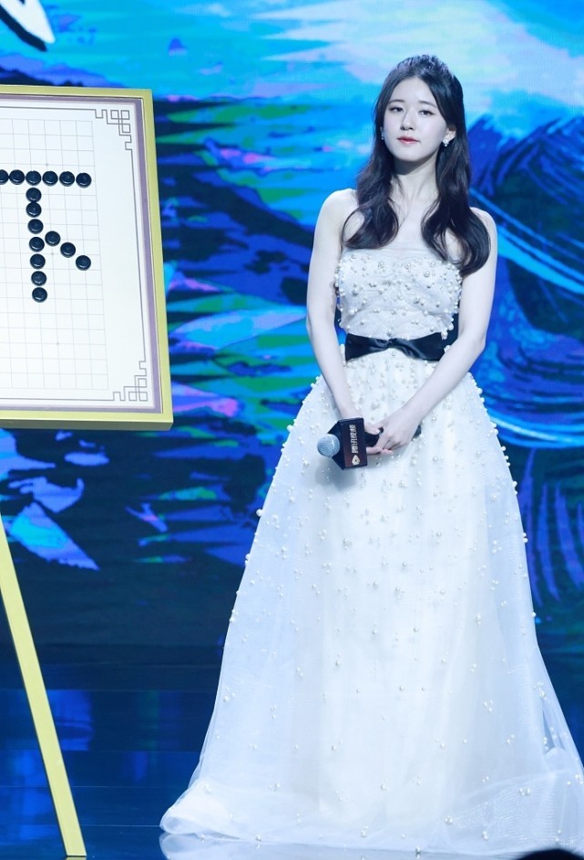 Zhao Lusi's curly hairstyle is very retro, and wearing a dress with a ...