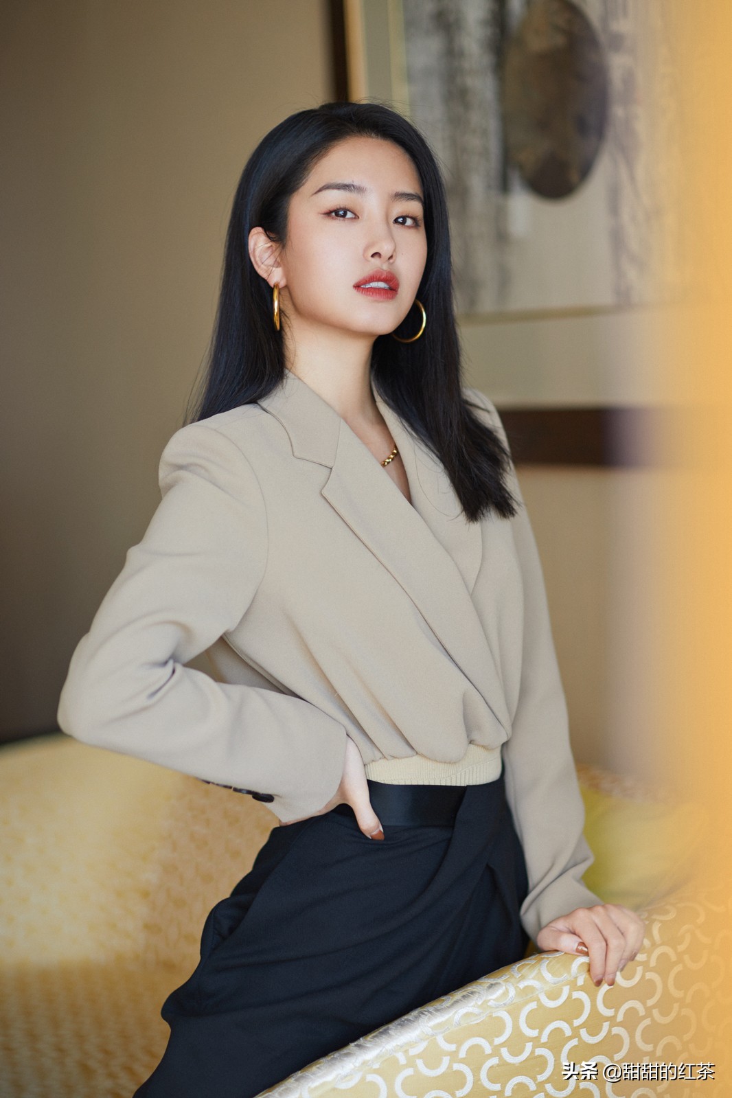Yang Caiyu: The face is like a peach blossom, charming and moving - iNEWS