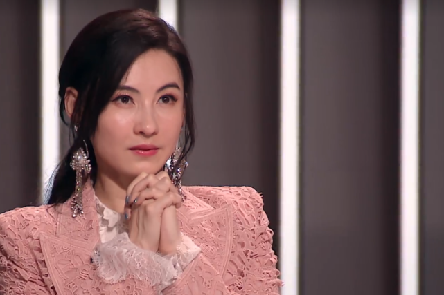 The other sisters are chatting. Who pays attention to what Joey Yung ...