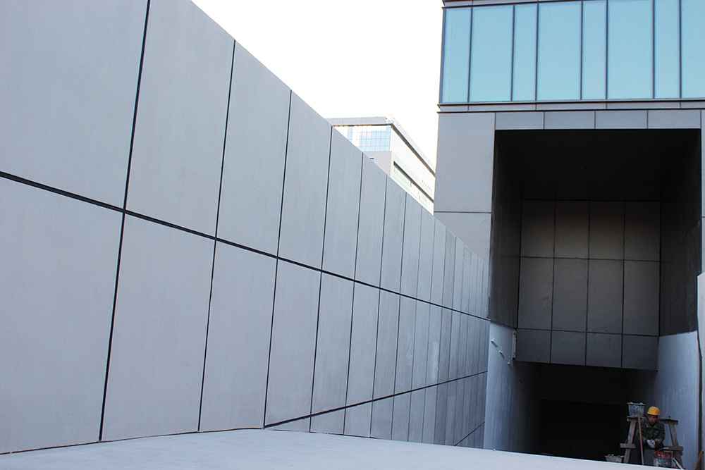 Sapphire / fair-faced concrete hanging slab, creating a world of ...