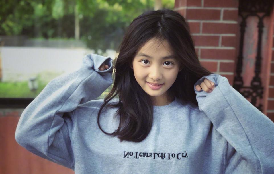 15-year-old Huang Duoduo took a photo with Ouyang Didi, but netizens discovered that her height ...