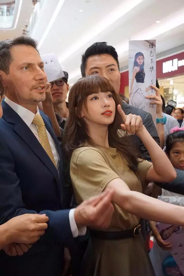 Wu Jinyan imitates Baby and pretends to be a girl in a wig - iNEWS