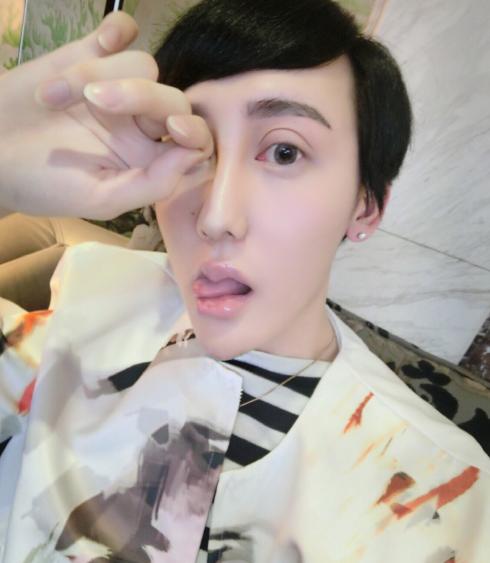 Liu Zichen took a selfie in the mirror without retouching the picture to reveal his true ...