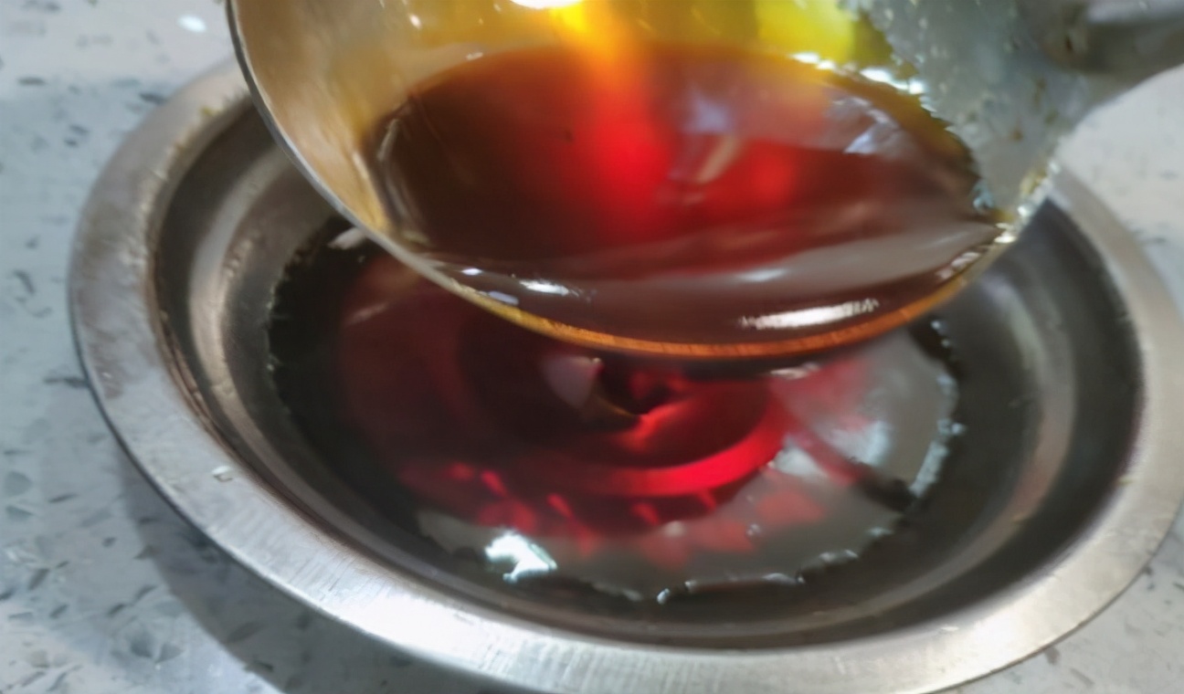 When frying the sugar color, the rock sugar is wrong when it is first ...