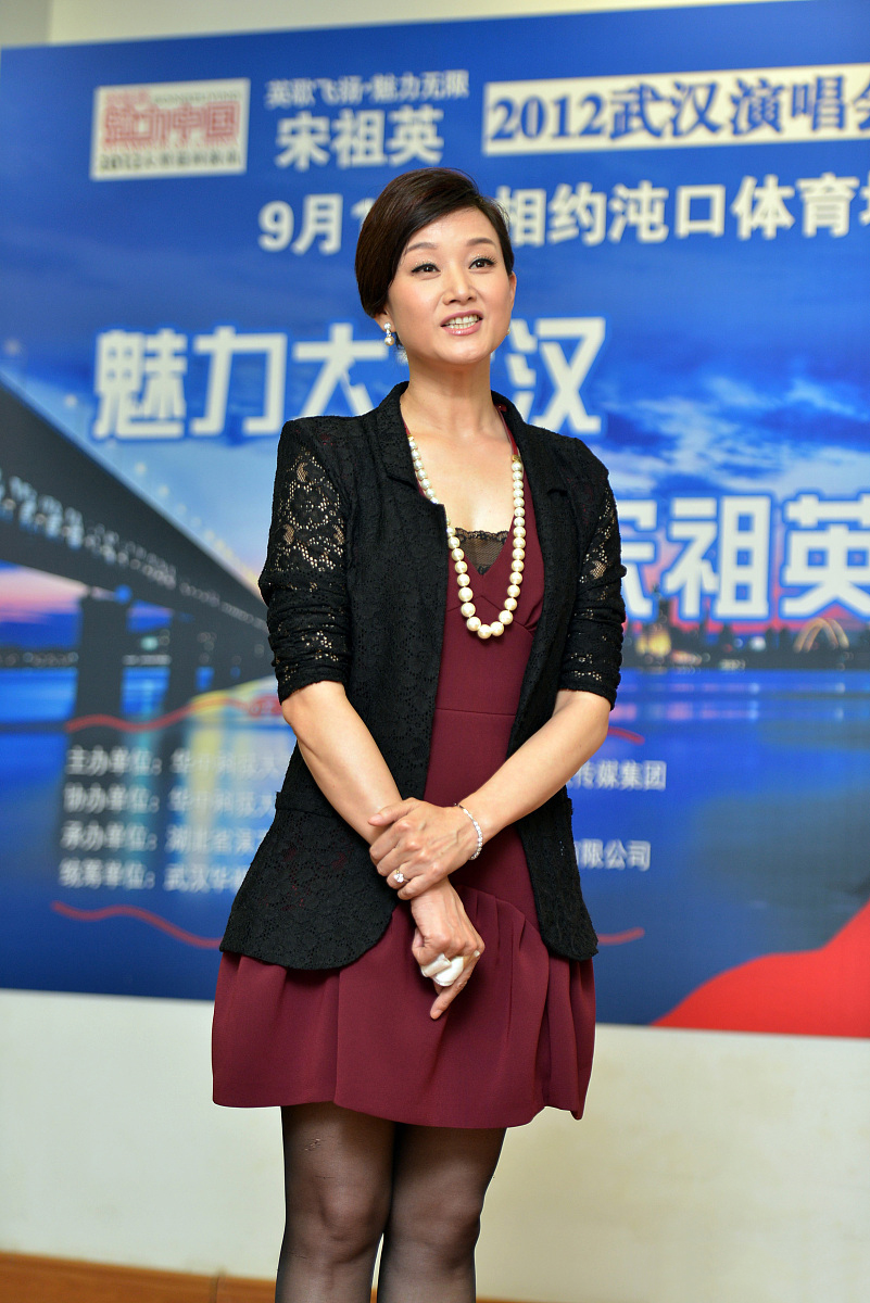 Song Zuying's temperament is visible to the naked eye, wearing a black ...