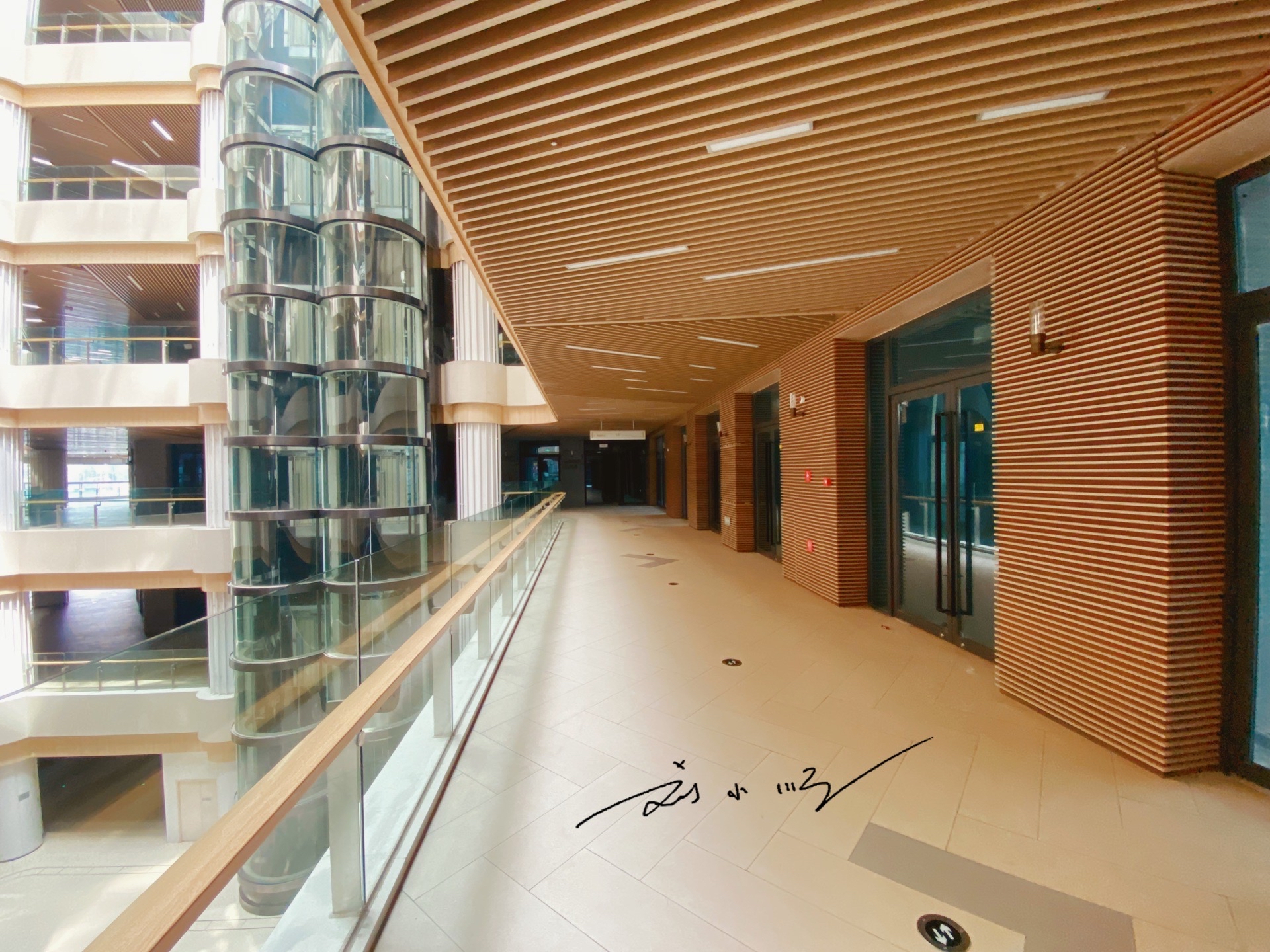 There is a strange shopping mall in Jiulongpo, Chongqing. It looks tall ...