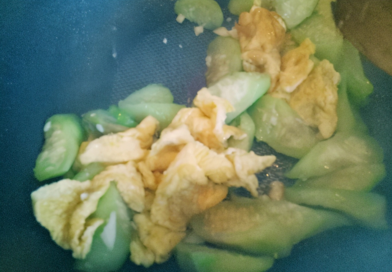 When frying loofah, you can't just pour the oil and stir-fry directly ...