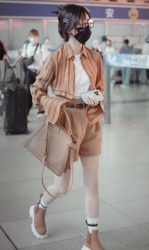 Bailu Airport appeared to be snapped, milk tea color suit showing ...