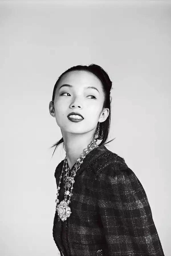 Another "ugly model" out of the circle!Looks like a cuckoo: What?Russia ...