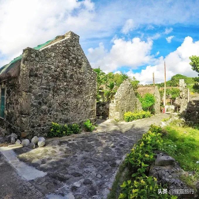 The Batan Islands and the Babuyan Islands guard the Bashi Channel, and ...