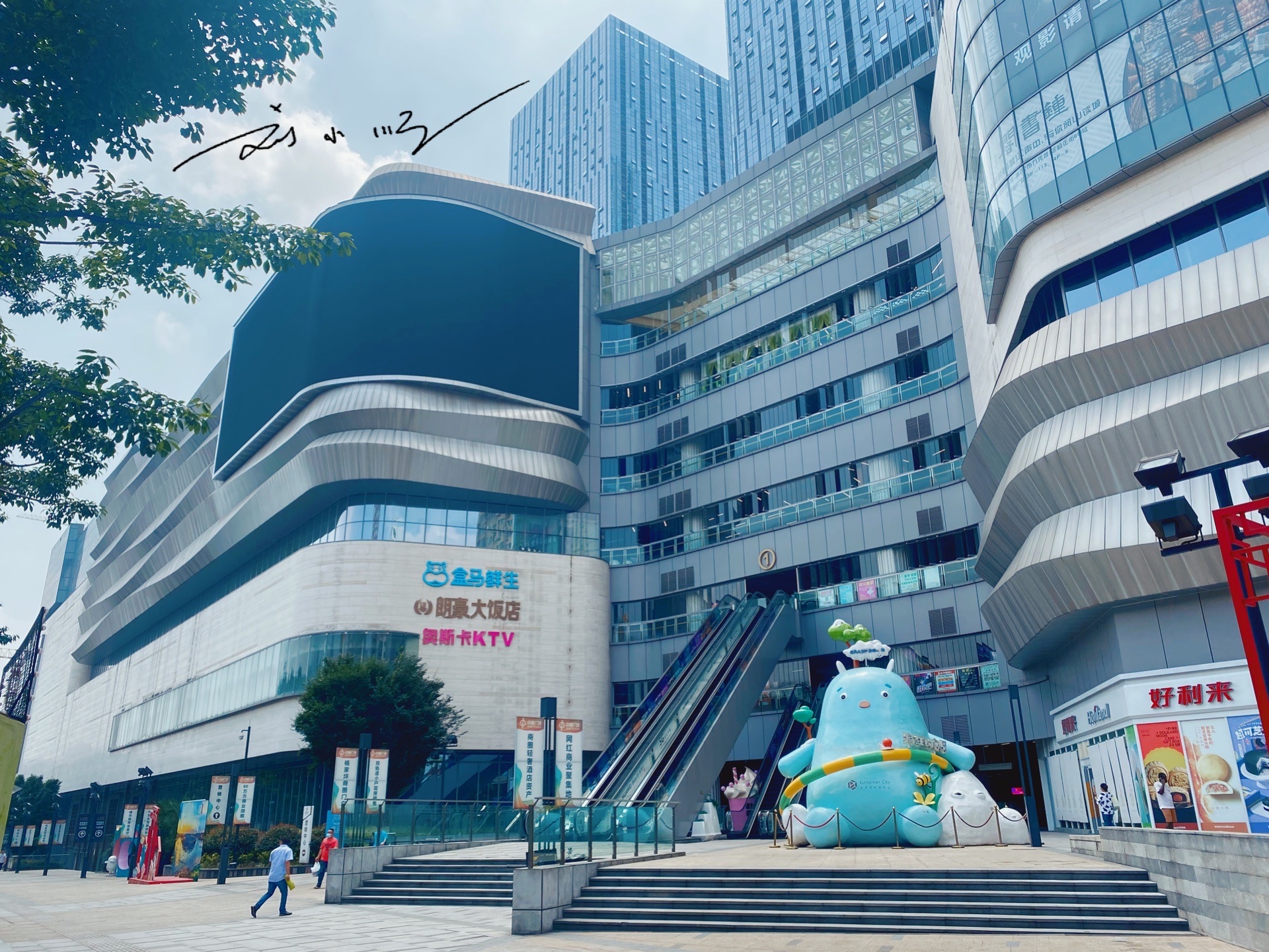 There is a strange shopping mall in Jiulongpo, Chongqing. It looks tall ...