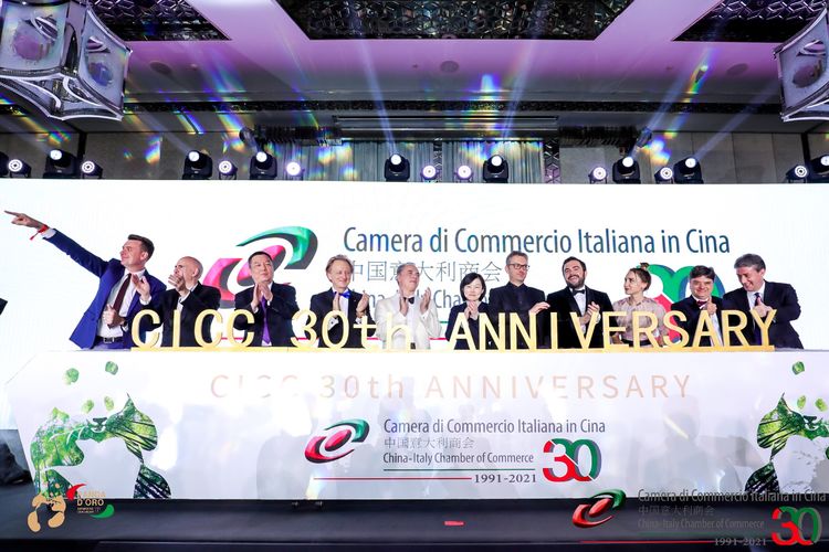 Singer Ye Lu was invited to attend the 11th 2021 Golden Panda Awards ...