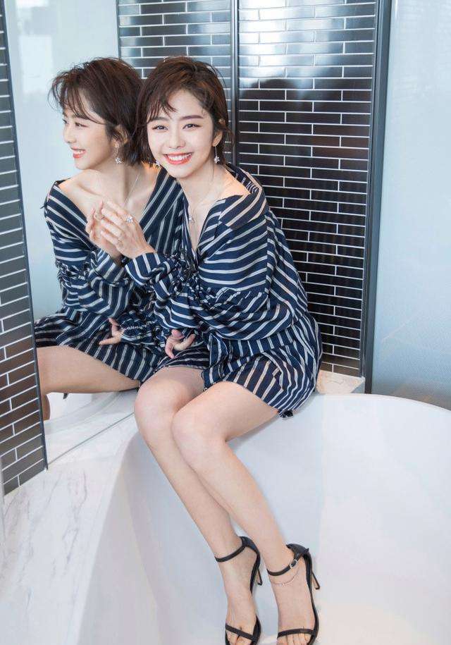 Tan Songyun turns into a sexy goddess, with beautiful shoulders and ...