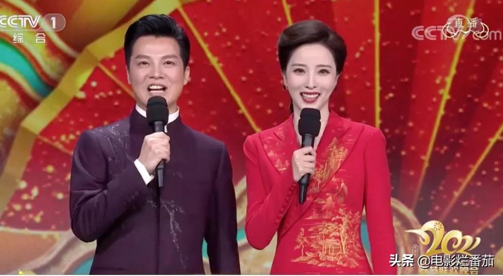 During the Spring Festival Gala, Yang Mi's red dress is tight and bumpy ...