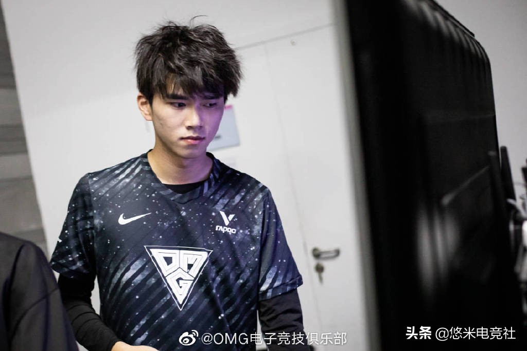 Recognized by FMVP!OMG jungler Aki takes a photo with King Ning, fans: T0 face value - iNEWS