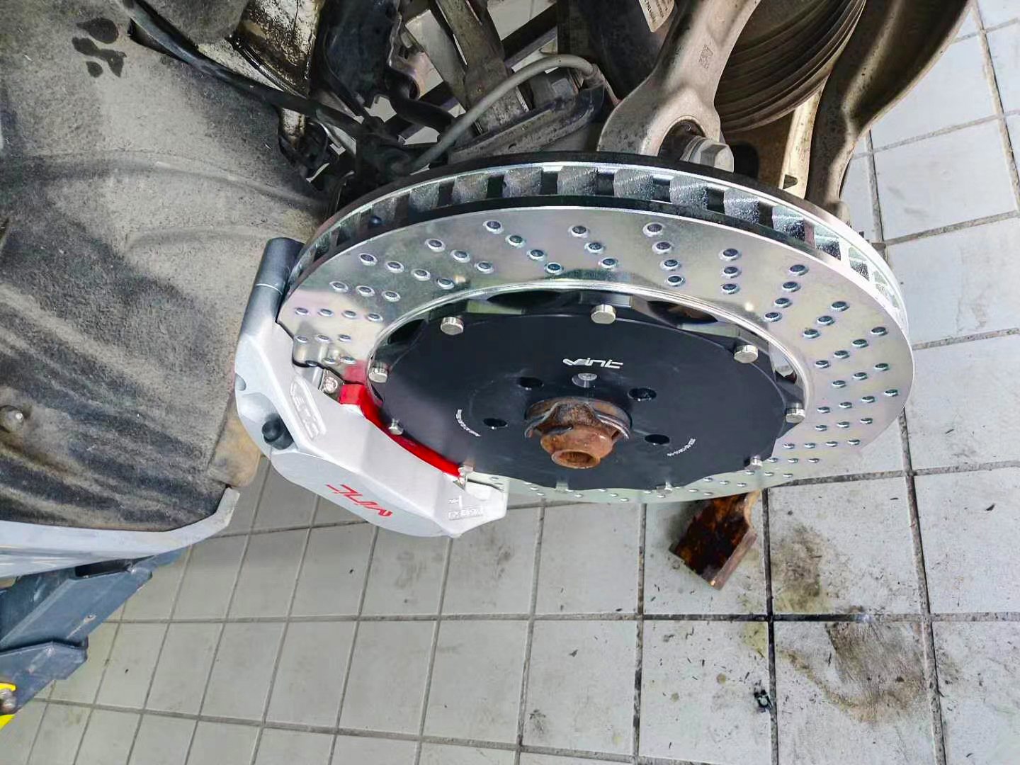 Audi A7 brake modification, VINIC electromechanical integrated calipers ...