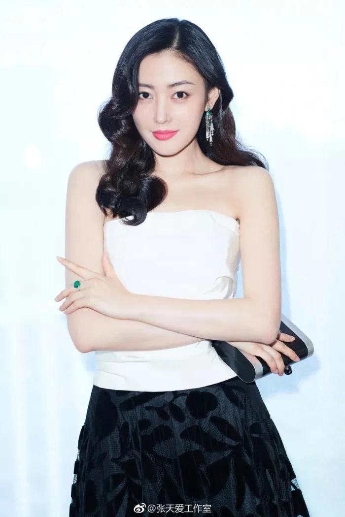 Photos of Domineering Yujie Zhang Tianai - iNEWS