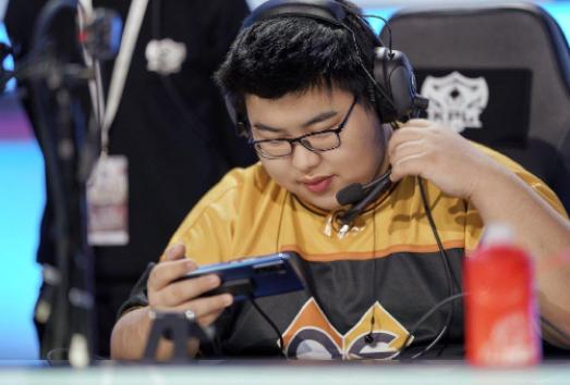 The chubby peak race crashed into Beimu, and the demon knife next to ...