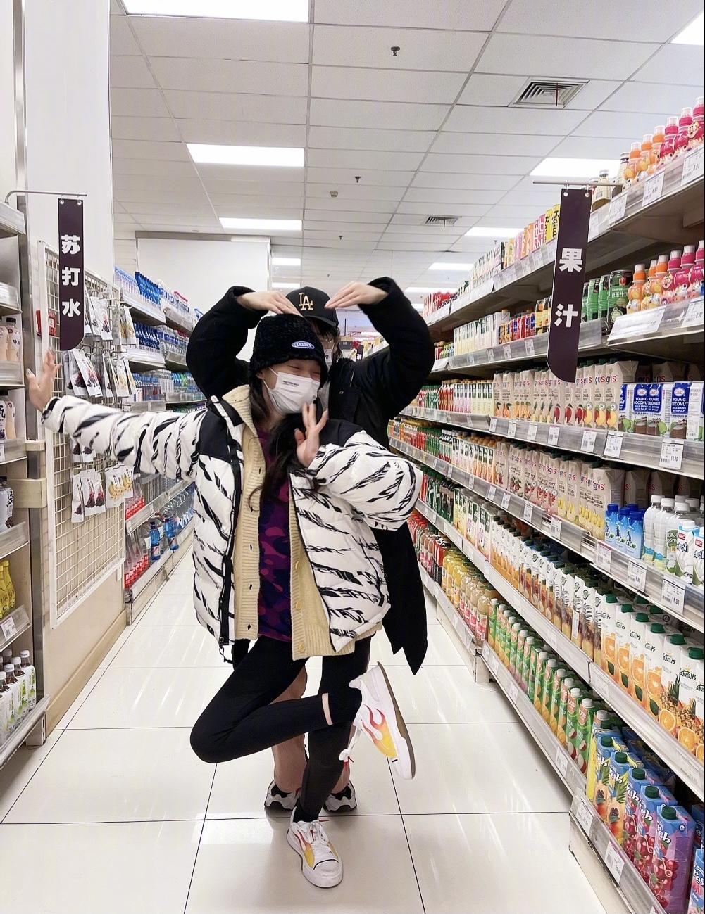 Lin Yun wandered into the supermarket restlessly, flexing his muscles ...