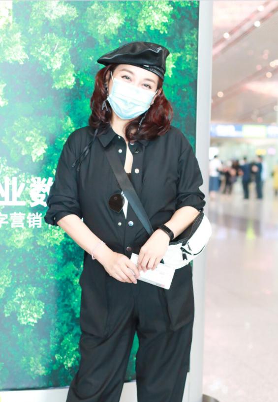 Chen Songling's outfit is really girly!Black jumpsuit with beret, age ...