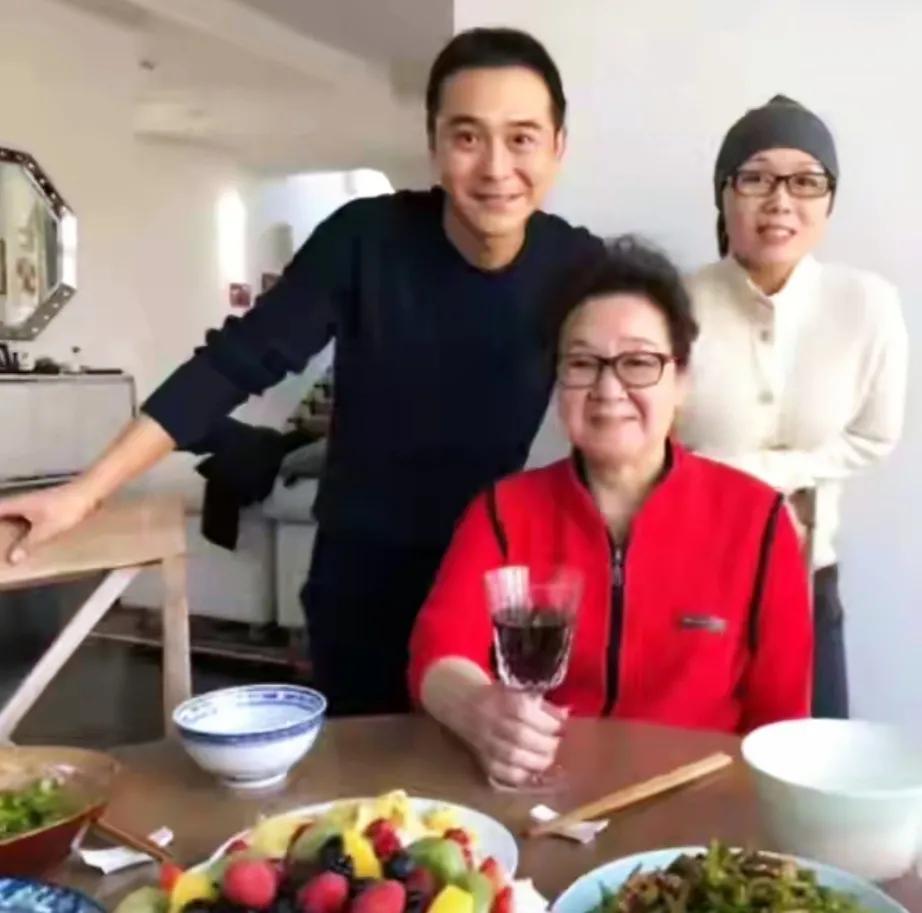 Wu Qiong and her 15-year-old husband look so harmonious - iNEWS