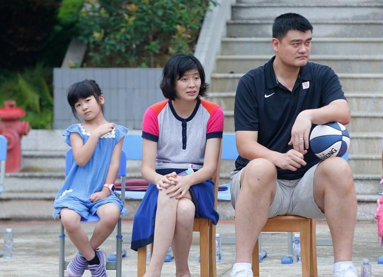 Yao Ming and his daughter go shopping, 11-year-old Yao Qinlei is as ...