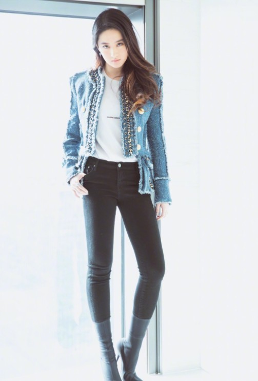 Liu Yifei's body is really unique, with two zippers running through her ...