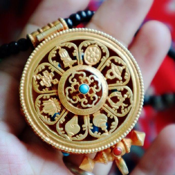 The colorful Tibetan accessories, mysterious and gorgeous, with ...