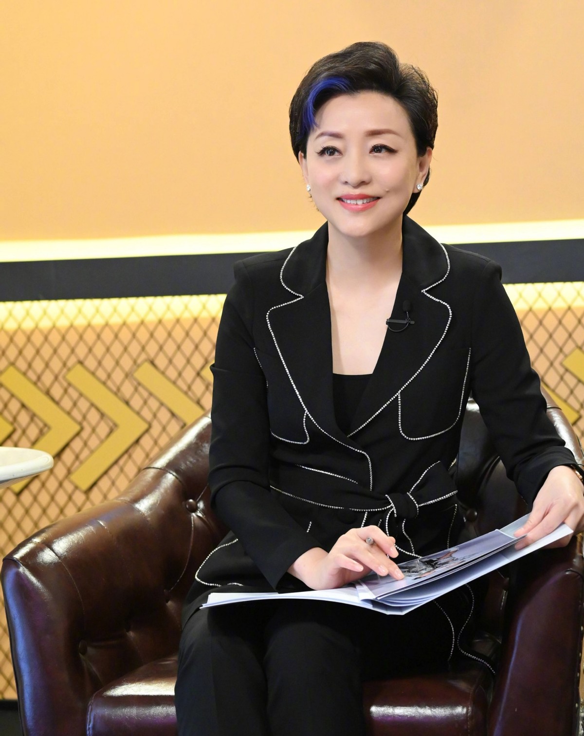 Yang Wei walks the airport, and the legs wear the hair skirt, the coat ...