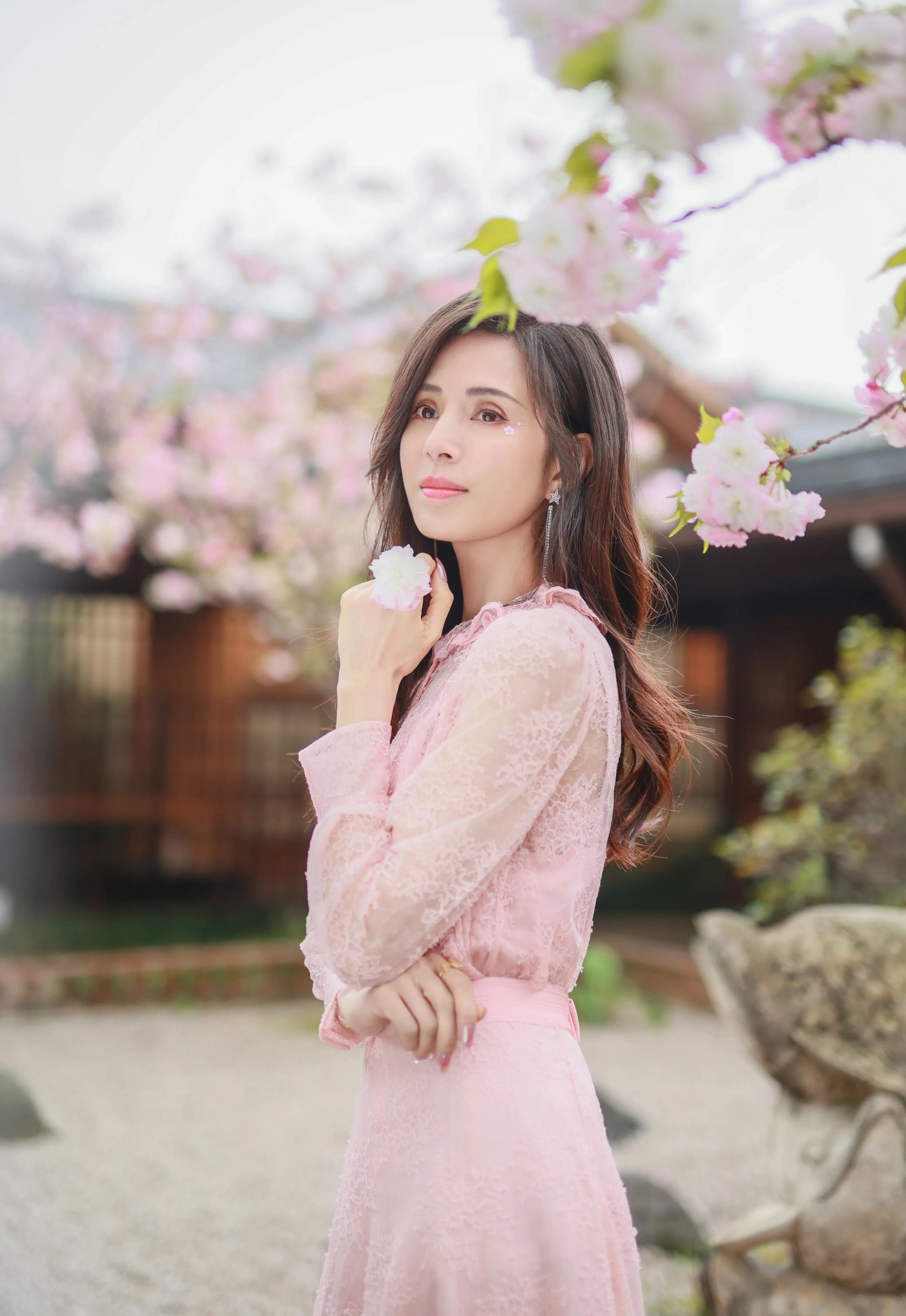 54-year-old Li Ruotong wears "Lolita" to play cos!In the same frame as ...