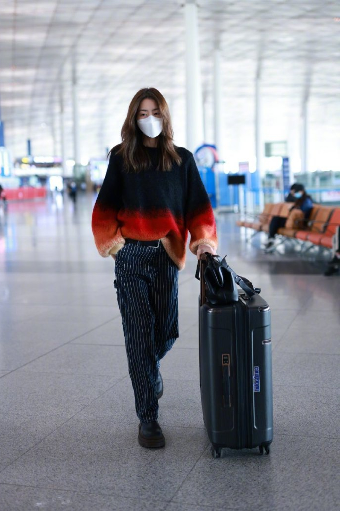 Liu Wen deserves to be a supermodel, sweater with striped pants, 3 ...