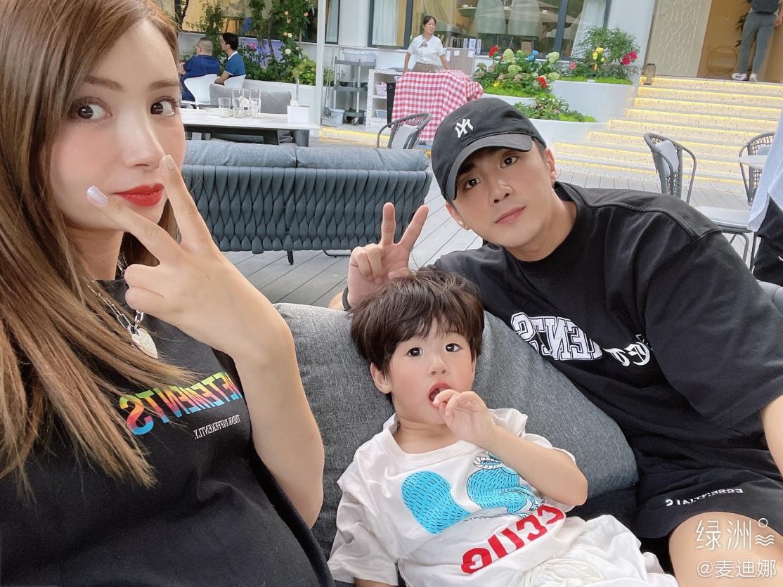 Madina wears a wedding dress with a big belly, sweet for Jiang Chao's ...