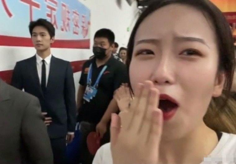 What does Yang Yang look like in real life?Appearing at the backstage ...